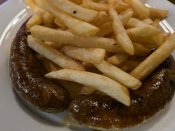 Essen wie Gott in Franken: Bratwürste mit Pommes Frites und einem ...