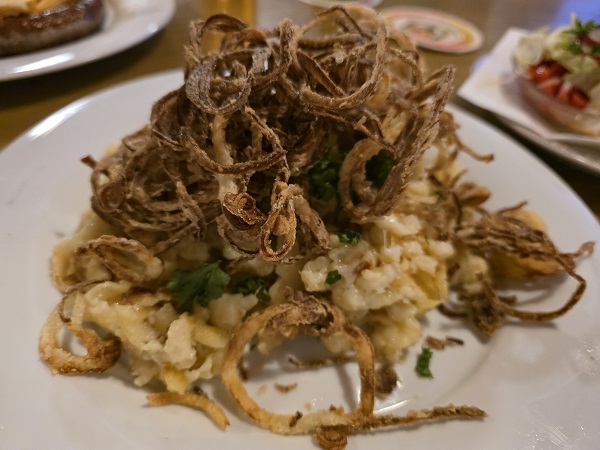 Essen wie Gott in Franken: Bratwürste mit Pommes Frites und einem ...