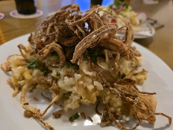Essen wie Gott in Franken: Bratwürste mit Pommes Frites und einem ...